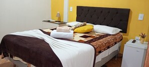 Quarto casal econômico | Banheiro | Chuveiro, toalhas de banho, sabonete, shampoo