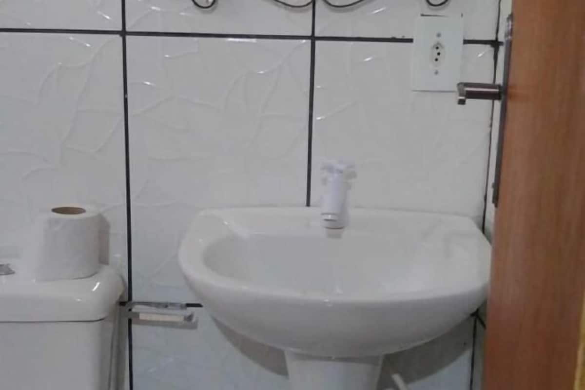 Banheiro | Chuveiro, toalhas de banho, sabonete, shampoo