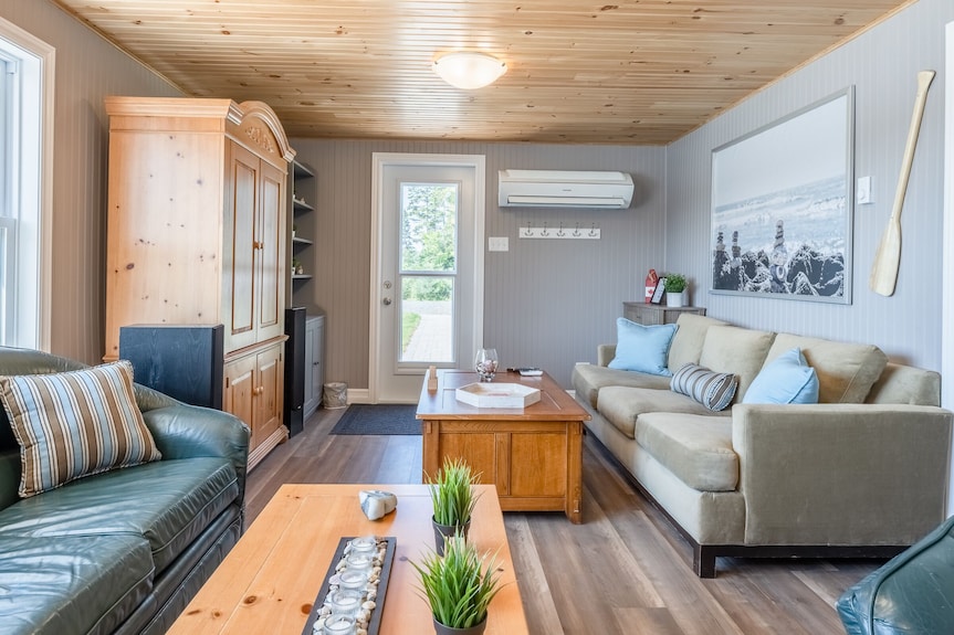 Oceanfront Cottage On A Quiet Cove Just Outside Lunenburg - 노바스코샤