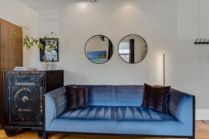 Luxe Studio 4 On Main Street -Luxury Steam Shower, Views! Kitchen, Washer/ Dryer - Bannerman Castle