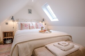 1 quarto, espaço de trabalho para notebook, roupa de cama