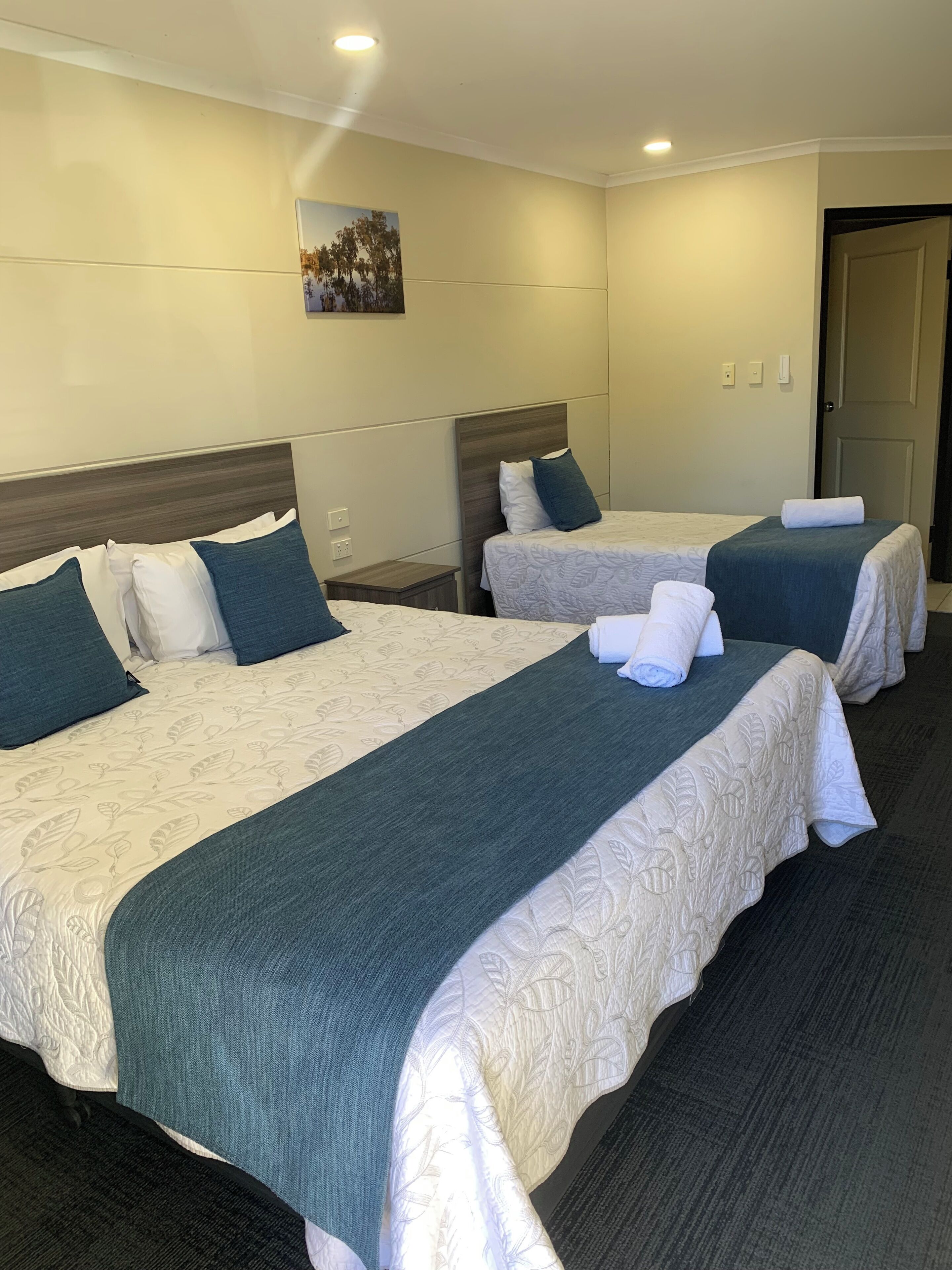 Quarto (King) | Edredons de pluma, camas com colchões pillow-top, escrivaninha