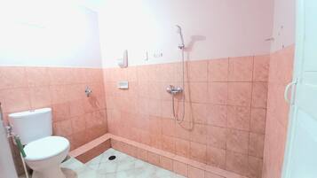 Casa família, 3 quartos | Banheiro | Chuveiro, toalhas de banho