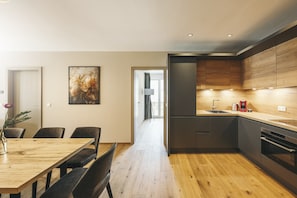 3 Bedroom Apartment with balcony/terrace | Cozinha privada | Chaleira elétrica, mesas de jantar