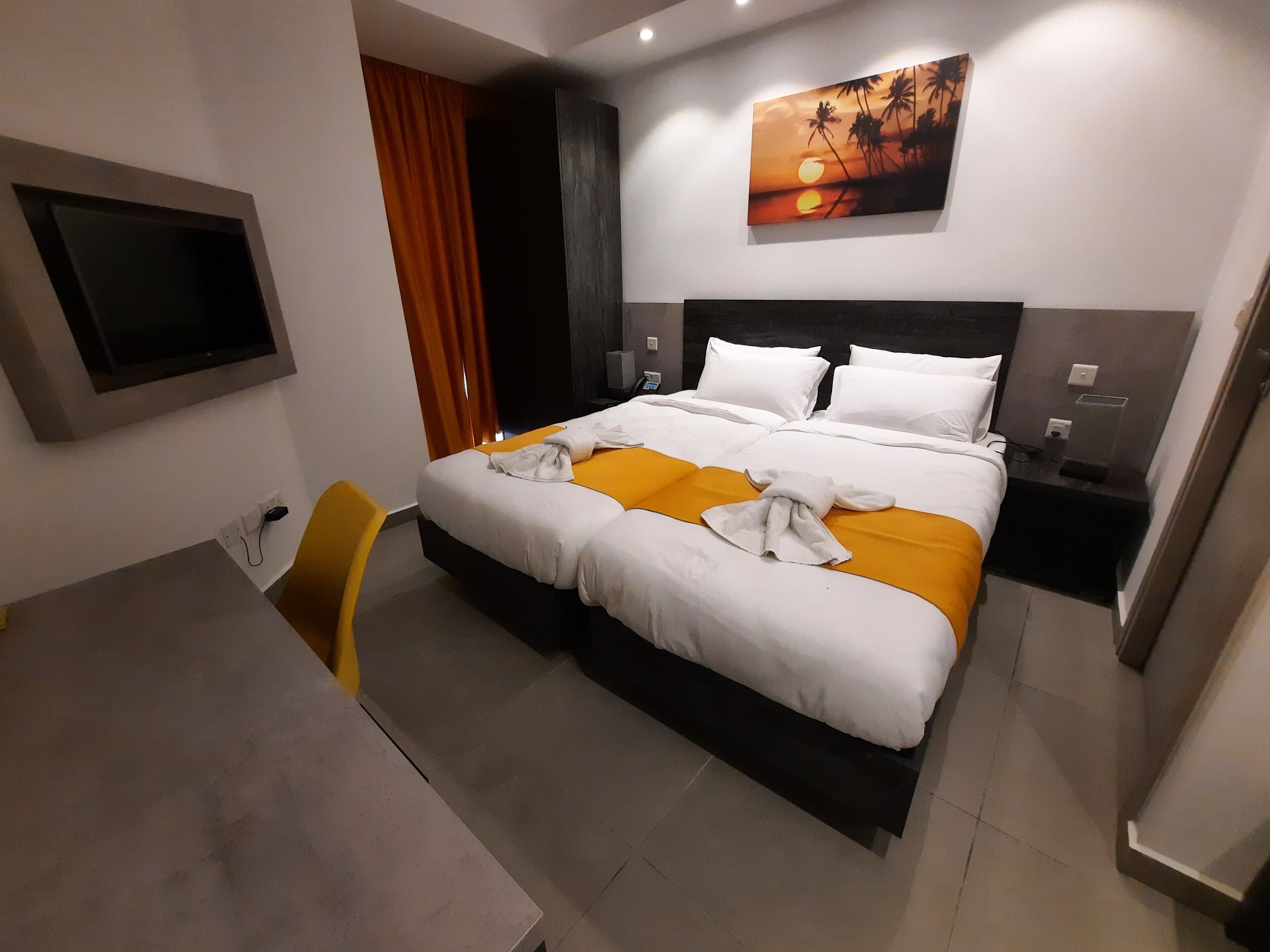 Cofre no quarto, secretária 