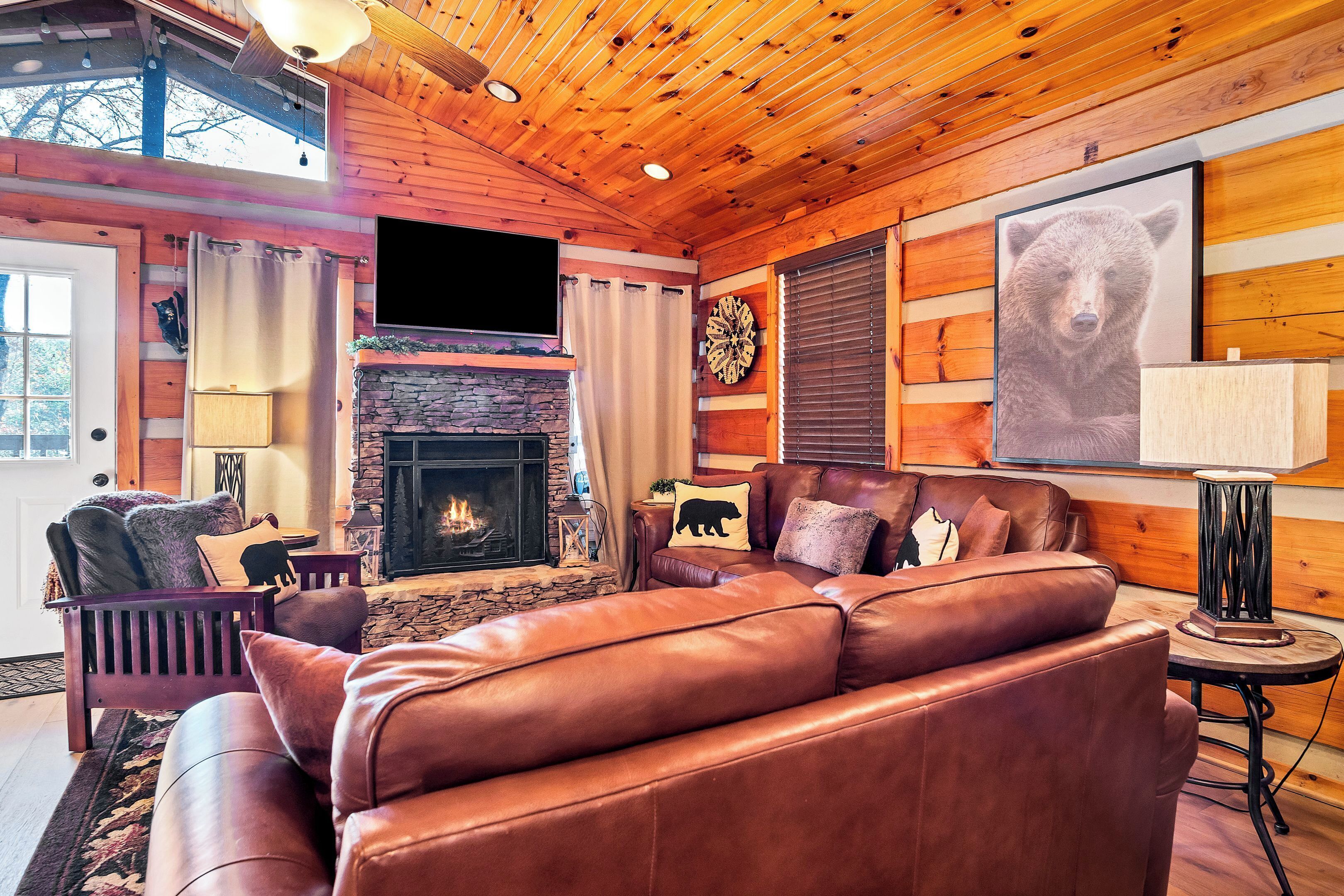 Log Cabin With 3br, Hot Tub, Fire Ring, Game Room, Mtn Views, Wifi & Pool Access - Townsend, TN