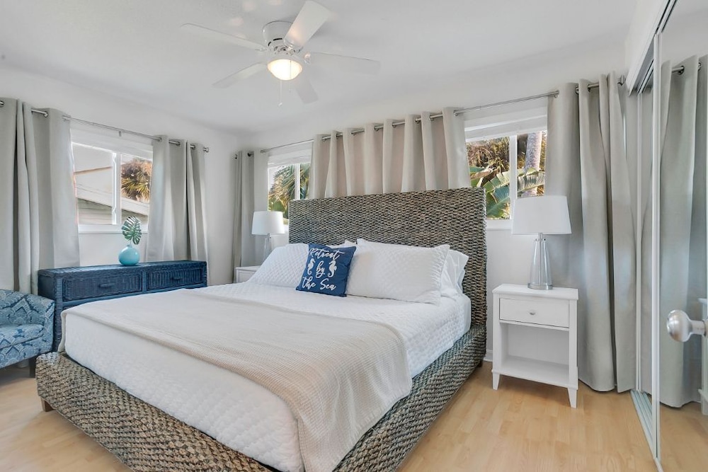 Private Home With Fenced Yard. Walk To The Beach! - New Smyrna Beach, FL