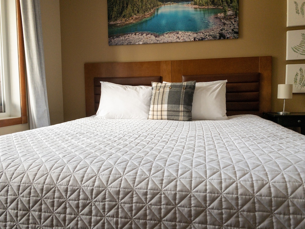 Enjoy Some Of The Best Mountain Views In Canmore, Falcon Crest Lodge - Canmore
