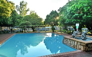 Piscina interna, piscina externa, guarda-sóis, espreguiçadeiras