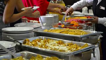Pequeno-almoço continental diário mediante uma taxa