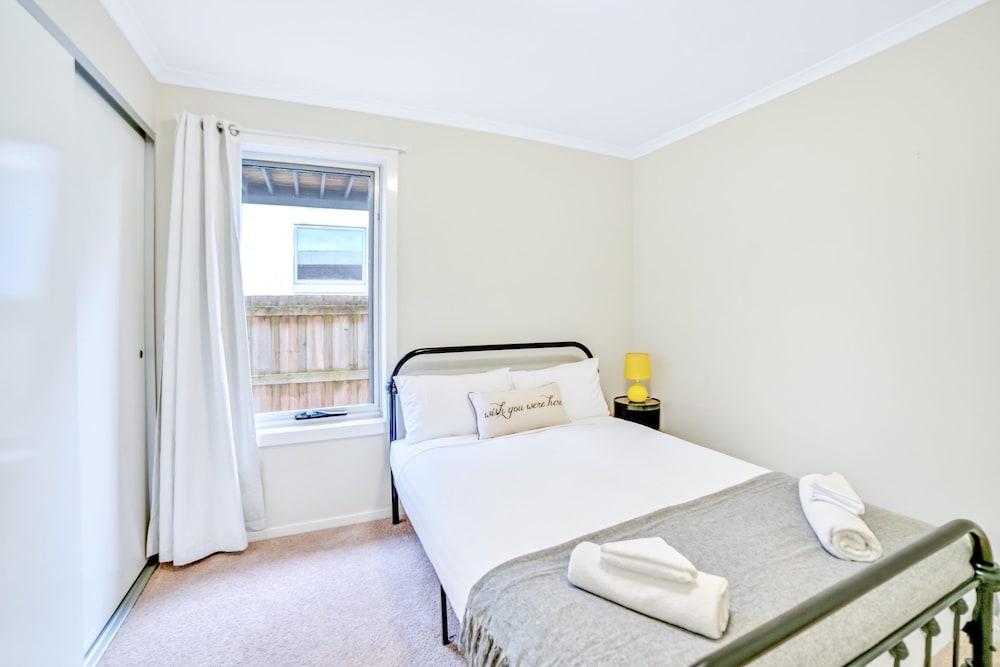 Port View Escape Is A Spacious 3 Bedroom Home, Offering 2 Bathrooms,... - Bridport