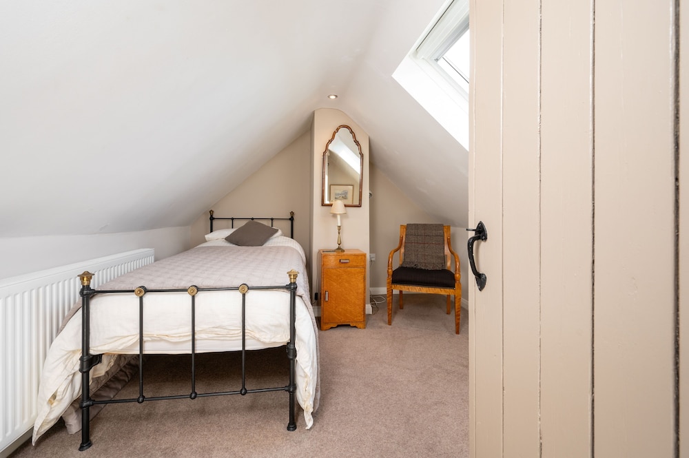 Charming Fully Refurbished Garden Cottage - England
