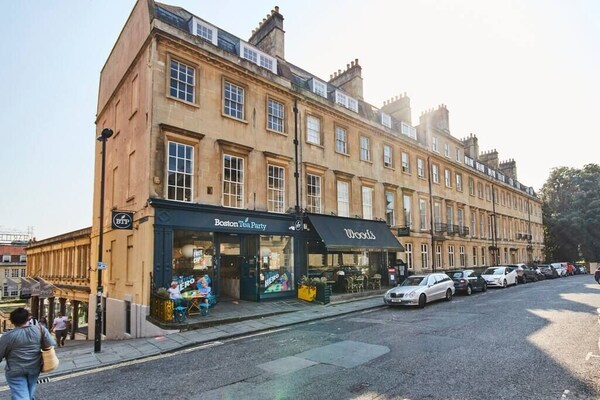 King Alfreds Doorway In Central Bath - By Purestay - Bath