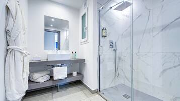 Quarto premium | Banheiro | Chuveiro, chuveiro com efeito de chuva, produtos de toalete grátis