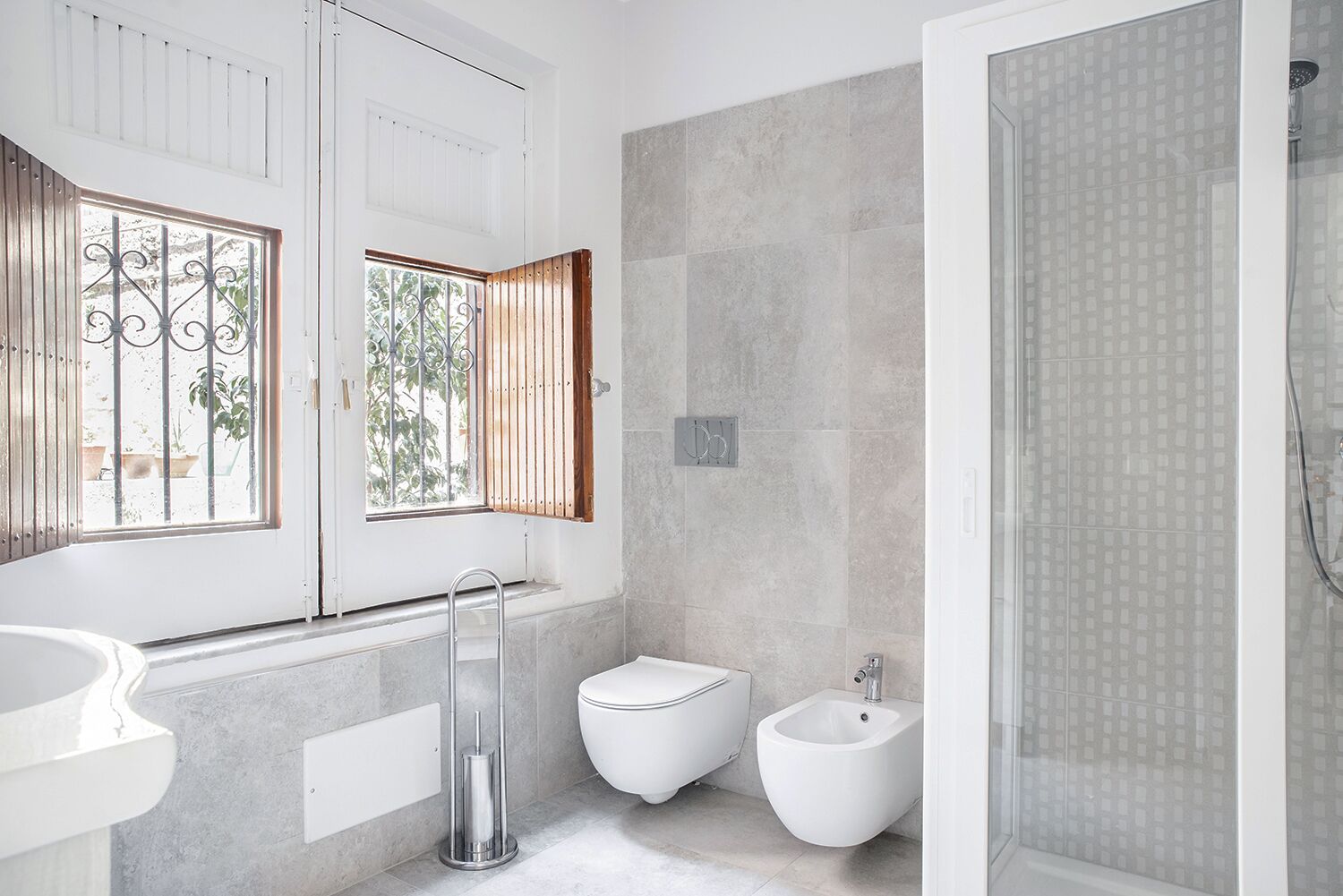 Apartamento | Casa de banho | Um polibã, um secador de cabelo, um bidé, sabão 