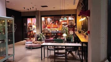 Pequeno-almoço tipo buffet diário (7 EUR por pessoa)