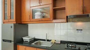 Quarto | Cozinha privada | Geladeira, cooktop, lava-louças, talheres/pratos/utensílios de cozinha