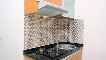 Quarto | Cozinha privada | Um frigorífico, uma placa de cozinha, utensílios de cozinha