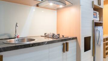 Quarto | Cozinha privada | Um frigorífico, uma placa de cozinha, uma máquina de lavar louça