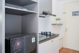 Quarto | Cozinha privada | Um frigorífico, uma placa de cozinha, uma máquina de lavar louça