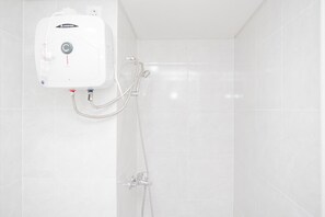 Quarto | Casa de banho | Um polibã, artigos de higiene pessoal grátis, toalhas fornecidas 