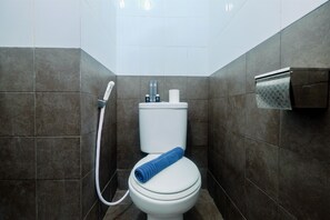 Quarto | Casa de banho | Um polibã, artigos de higiene pessoal grátis, toalhas fornecidas 