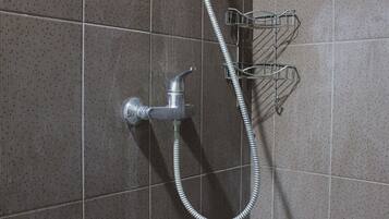 Quarto | Casa de banho | Um polibã, artigos de higiene pessoal grátis, toalhas fornecidas