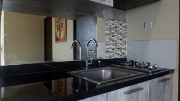 Quarto | Cozinha privada | Um frigorífico, uma placa de cozinha, utensílios de cozinha