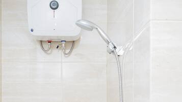 Quarto | Banheiro | Chuveiro, produtos de toalete grátis, toalhas de banho