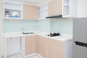 Quarto | Cozinha privada | Um frigorífico, uma placa de cozinha, uma máquina de lavar louça 