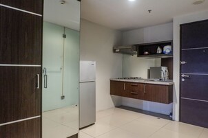 Quarto | Cozinha privada | Geladeira, cooktop, cafeteira/chaleira