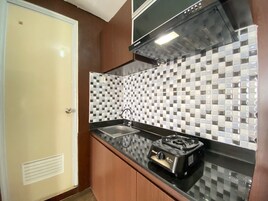 Quarto | Cozinha privada | Um frigorífico, uma placa de cozinha, uma chaleira elétrica
