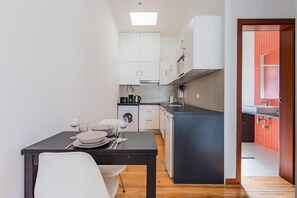 Apartamento, 2 quartos | Cozinha privada | Um frigorífico, um micro-ondas, uma placa de cozinha 