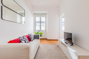 Apartamento, 2 quartos | Sala de estar | Televisor de ecrã plano de 100 cm com canais por cabo, televisor 