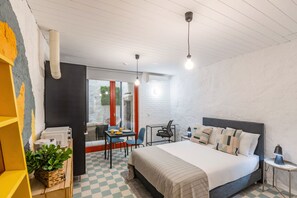 Studio with Patio | Com decoração personalizada, com mobília individualizada 