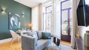 Apartamento, 1 quarto | Sala de estar | Televisor de ecrã plano de 100 cm com canais por cabo, televisor