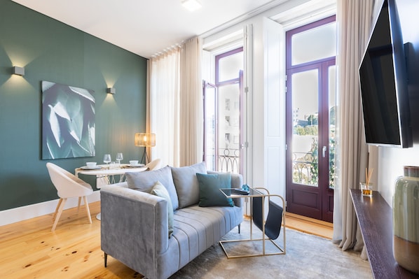 Apartamento, 1 quarto | Área de estar | TV de tela plana 100 cm com canais a cabo, TV