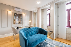 Apartamento, 1 quarto | Área de estar | TV de tela plana 100 cm com canais a cabo, TV