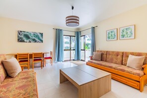 Apartamento, 1 quarto | Área de estar | TV de tela plana 50 cm com canais a cabo, TV