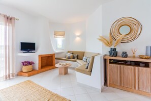 Apartamento, 1 quarto | Sala de estar | Televisor de ecrã plano de 50 cm com canais por cabo, televisor 