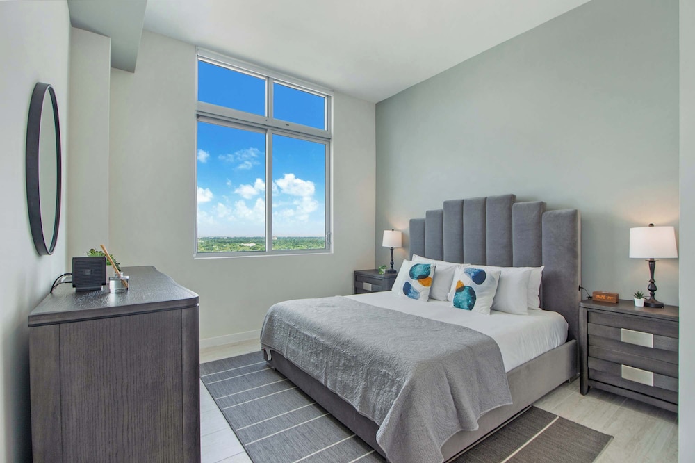 One Bedroom Condo King Bed With City Views - Miami, FL