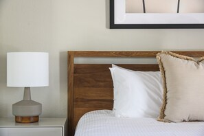 Apartamento Familiar, 2 quartos (Self Check-in with Virtual Front Desk) | Camas de colchão pillowtop, com decoração personalizada