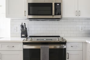 Apartamento Deluxe, 1 cama king-size (Self Check-in with Virtual Front Desk) | Cozinha privada | Um frigorífico/congelador grande, um micro-ondas, um forno