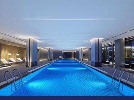 Piscina interior, espreguiçadeiras 