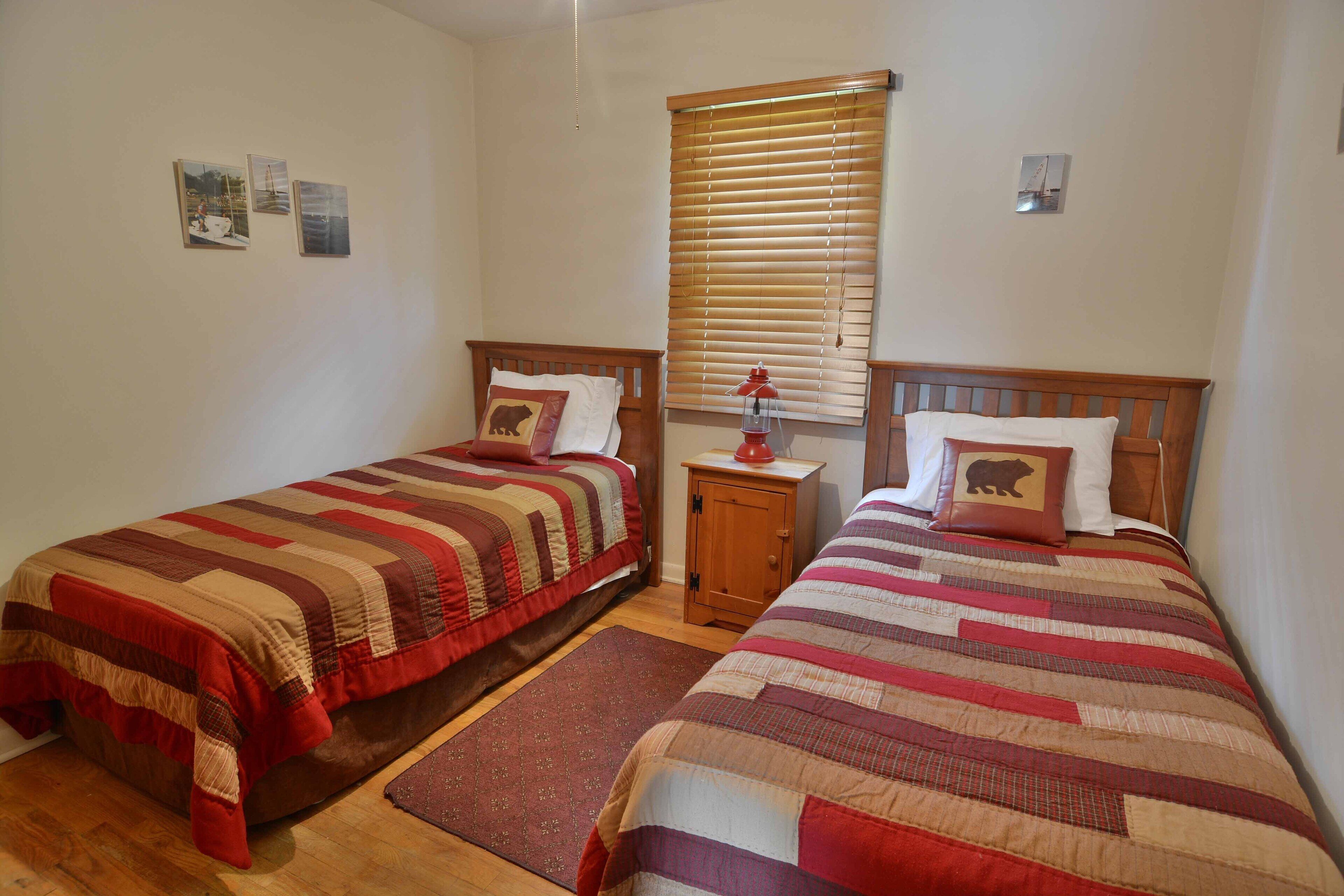 Quarto, várias camas, pátio | 3 quartos 