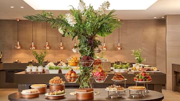 Café da manhã, almoço e jantar; local e internacional