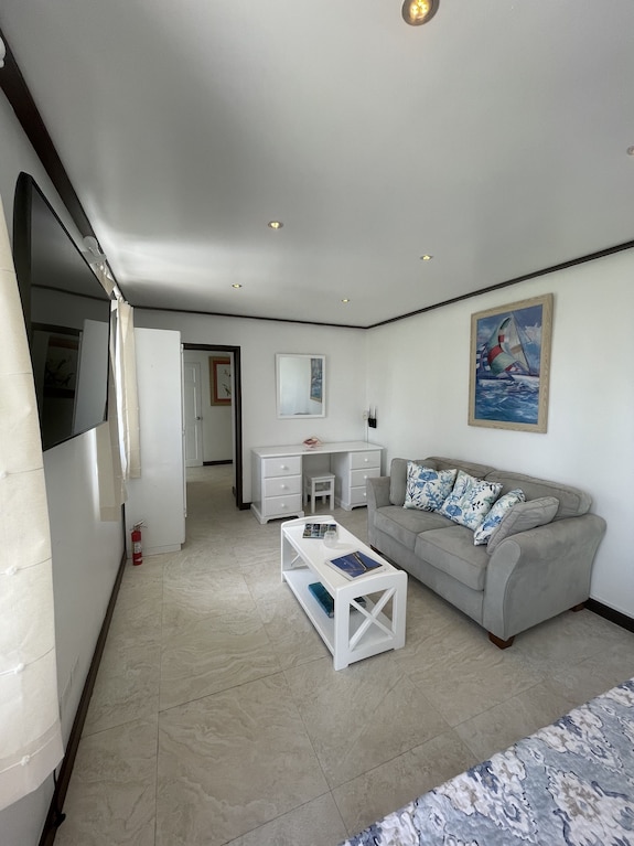 Beautiful 1 Bedroom Apt Close To Mullins Beach - Barbados