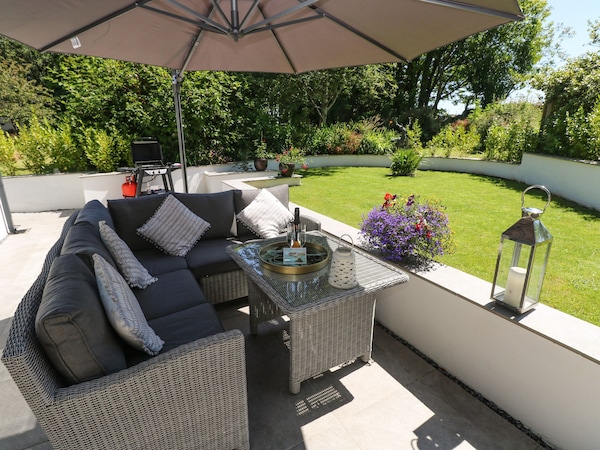 Summerhouse, Pet Friendly, Country Holiday Cottage In Penally - Saundersfoot