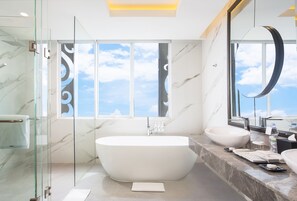 Quarto Duplo Presidencial | Casa de banho | Artigos de higiene pessoal grátis, um secador de cabelo, chinelos 