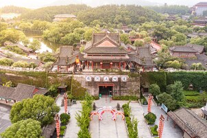 Um edifício tradicional chinês com telhado simétrico e um pátio central.